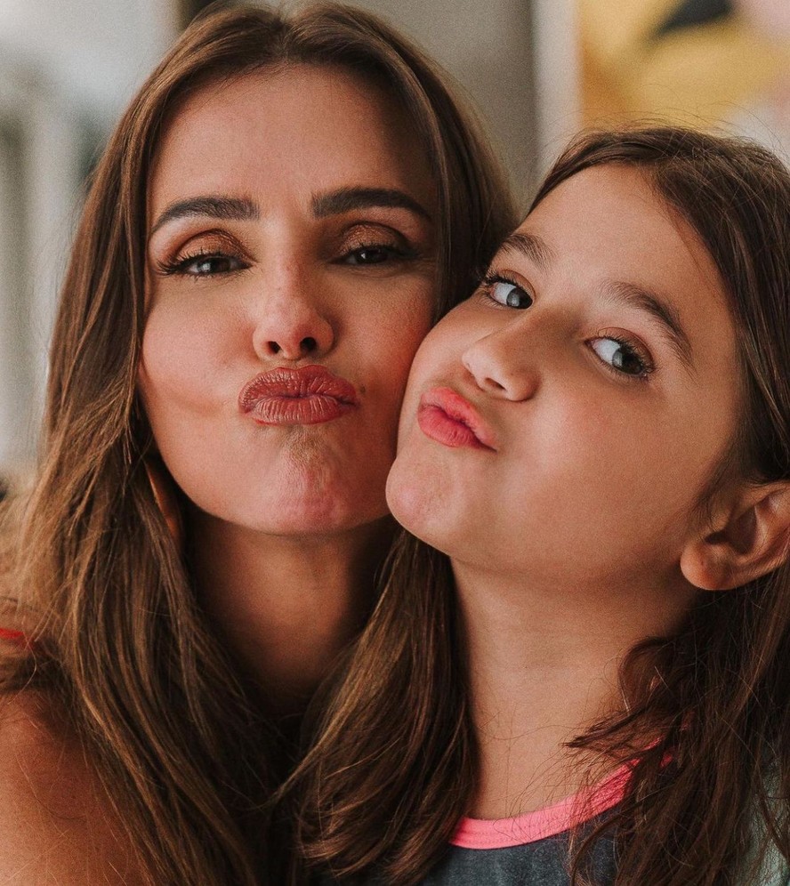 Deborah Secco consegue autorização na Justiça para filha participar de ...