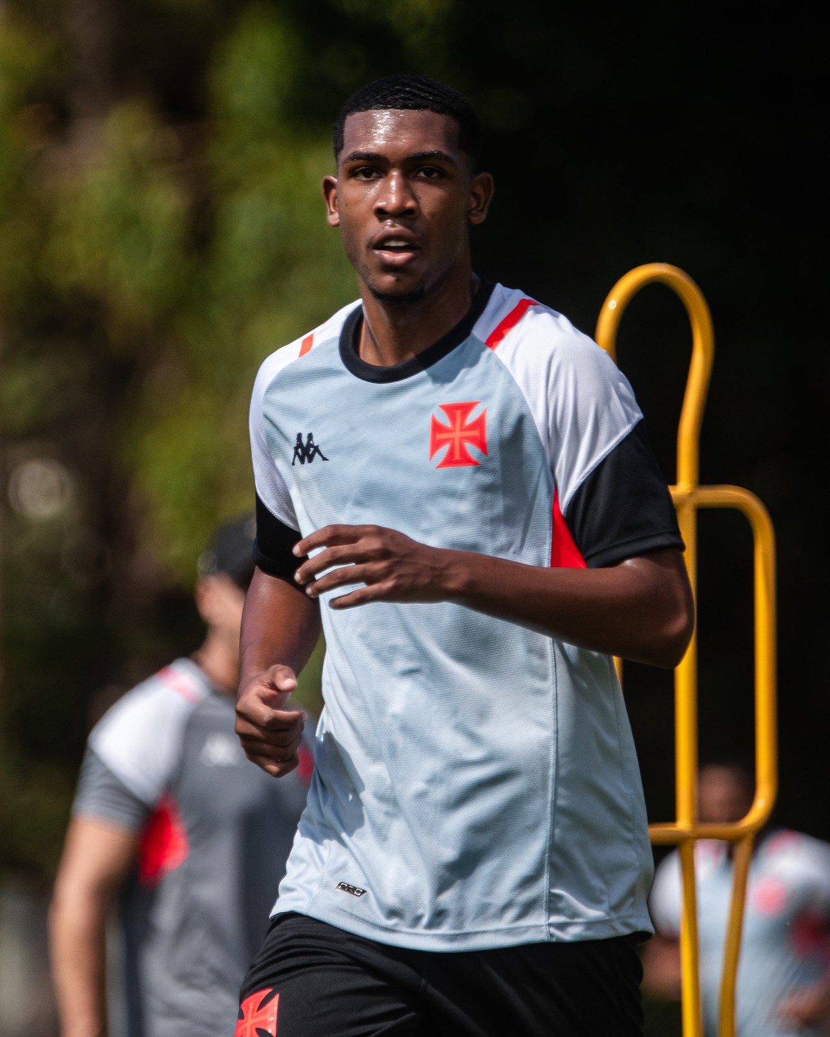 Sem Vegetti, jovem Rayan vira opção de referência do ataque no Vasco