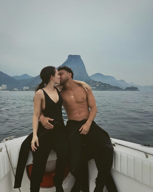 Larissa Manoela abre álbum e se declara ao namorado: 'Amor da minha vida'