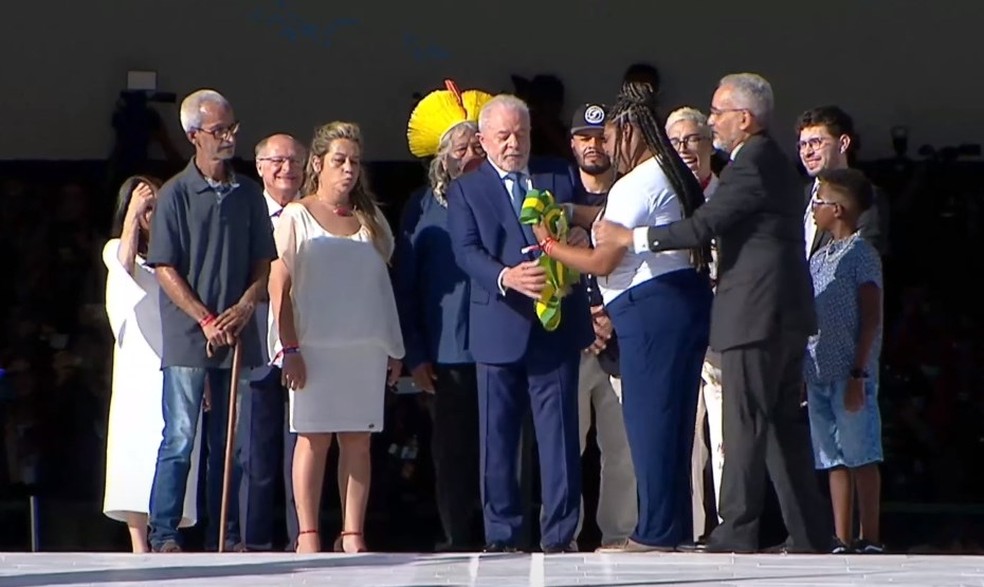Catadora que colocou faixa em Lula participa de ato pró-democracia ...