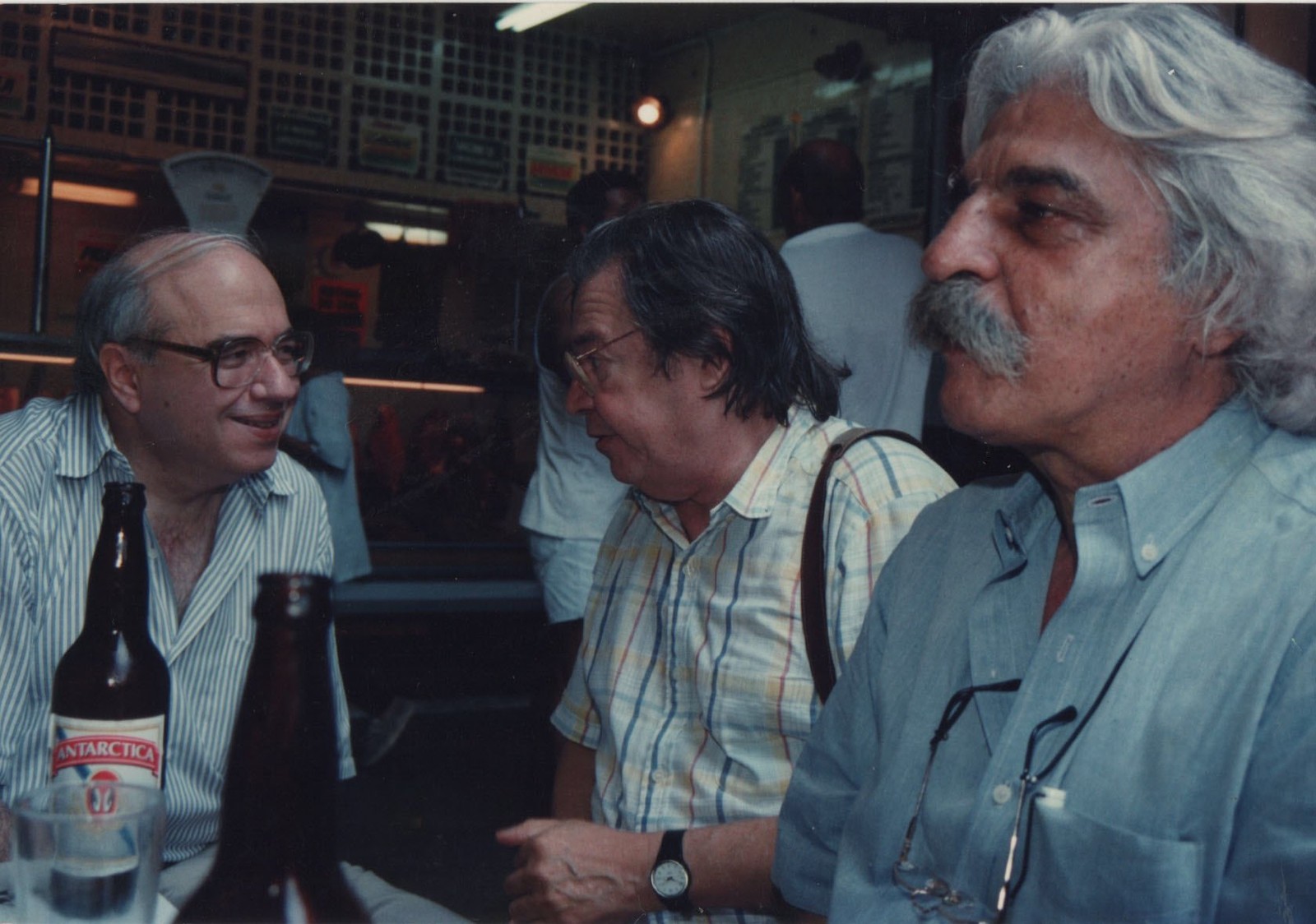 Filha de Hugo Carvana explica foto que viralizou, com o pai, Tom Jobim ...