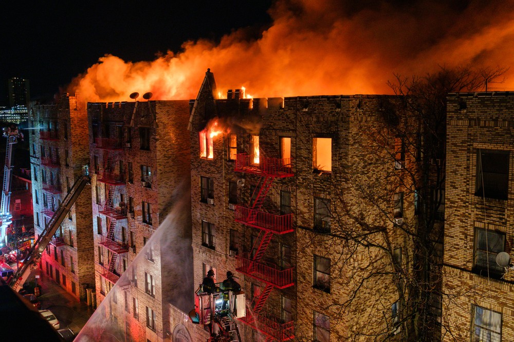 Grande incêndio devasta prédio residencial no Bronx, em Nova York ...