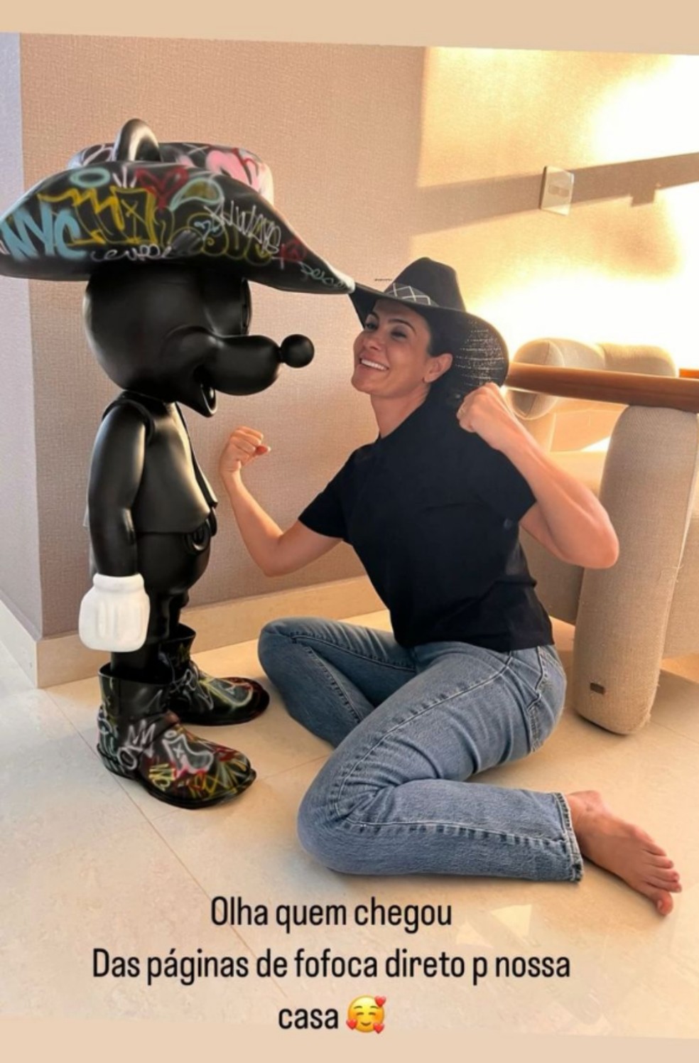 Após repercussão, mãe de Ana Castela registra foto com presente de Jon Vlogs à cantora: 'Olha ...