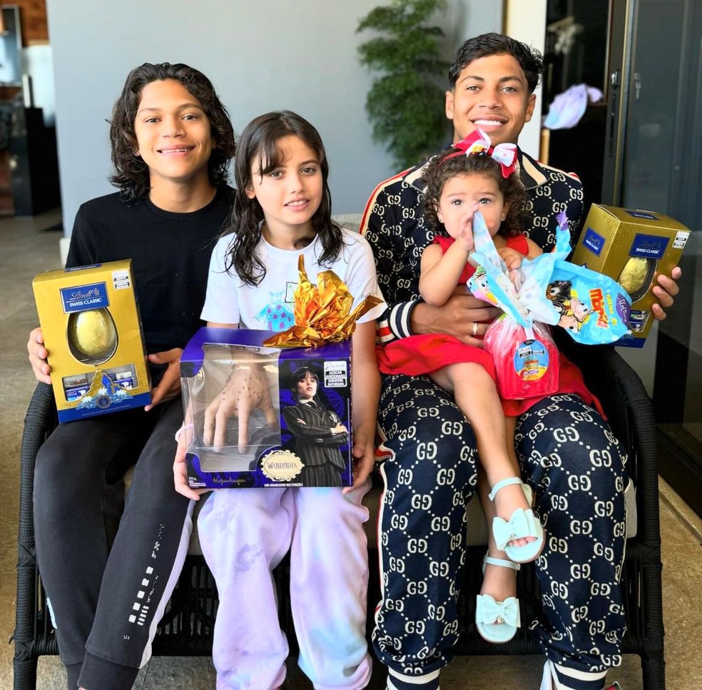 Jogador Hulk celebra Páscoa em família com mesa farta e ovo da Família ...