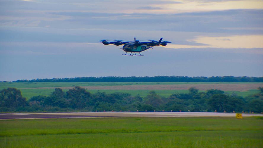 Eve, da Embraer, faz primeiro voo-teste de seu carro voador em São Paulo