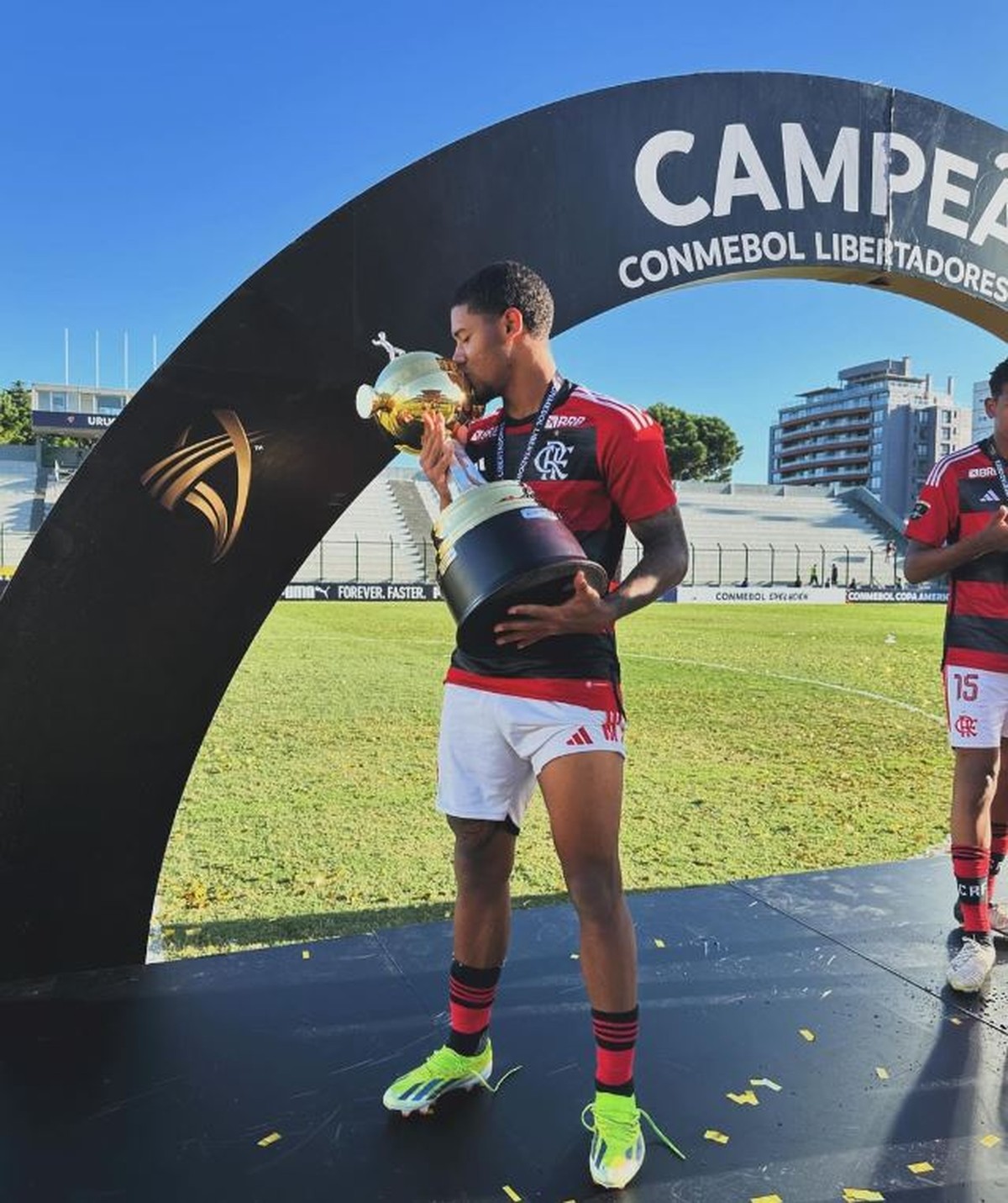 Destaque do Flamengo na final, Rayan Lucas é único sobrevivente do incêndio no Ninho no grupo ...