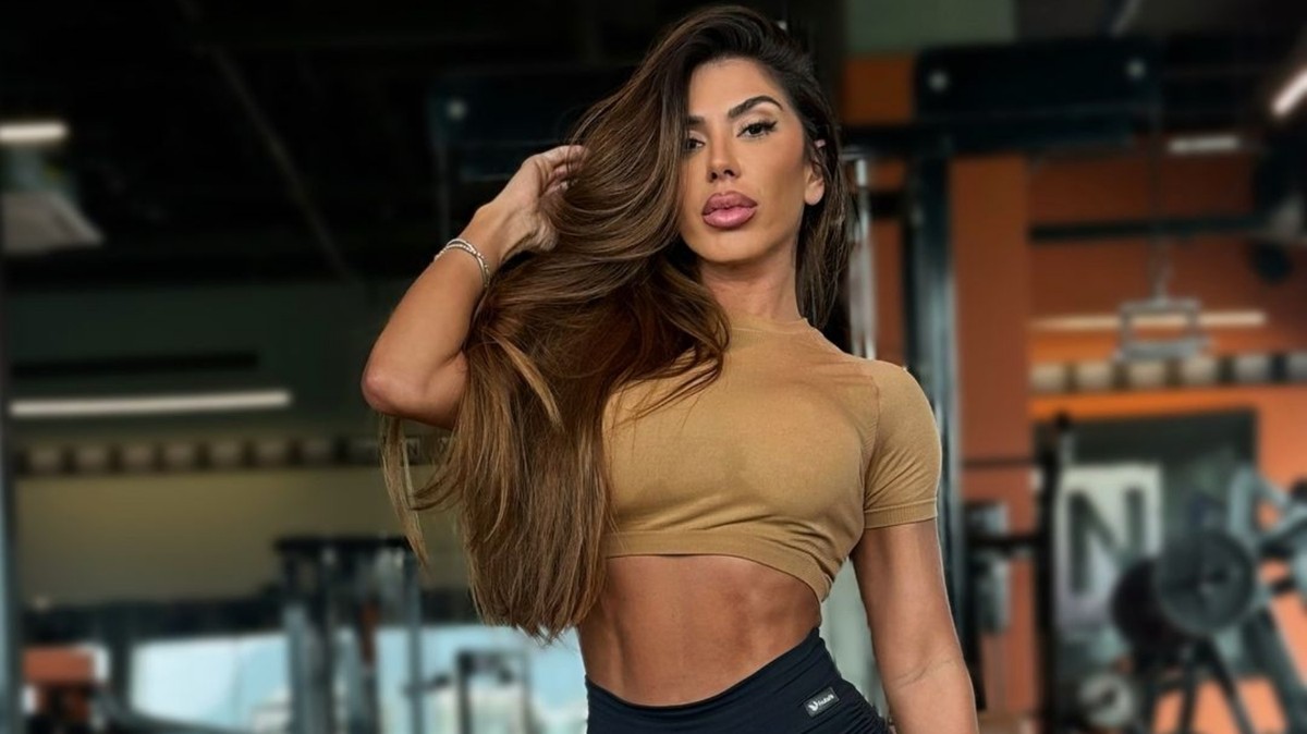 Rainha de bateria e musa das supercoxas, Andrea de Andrade revela ...