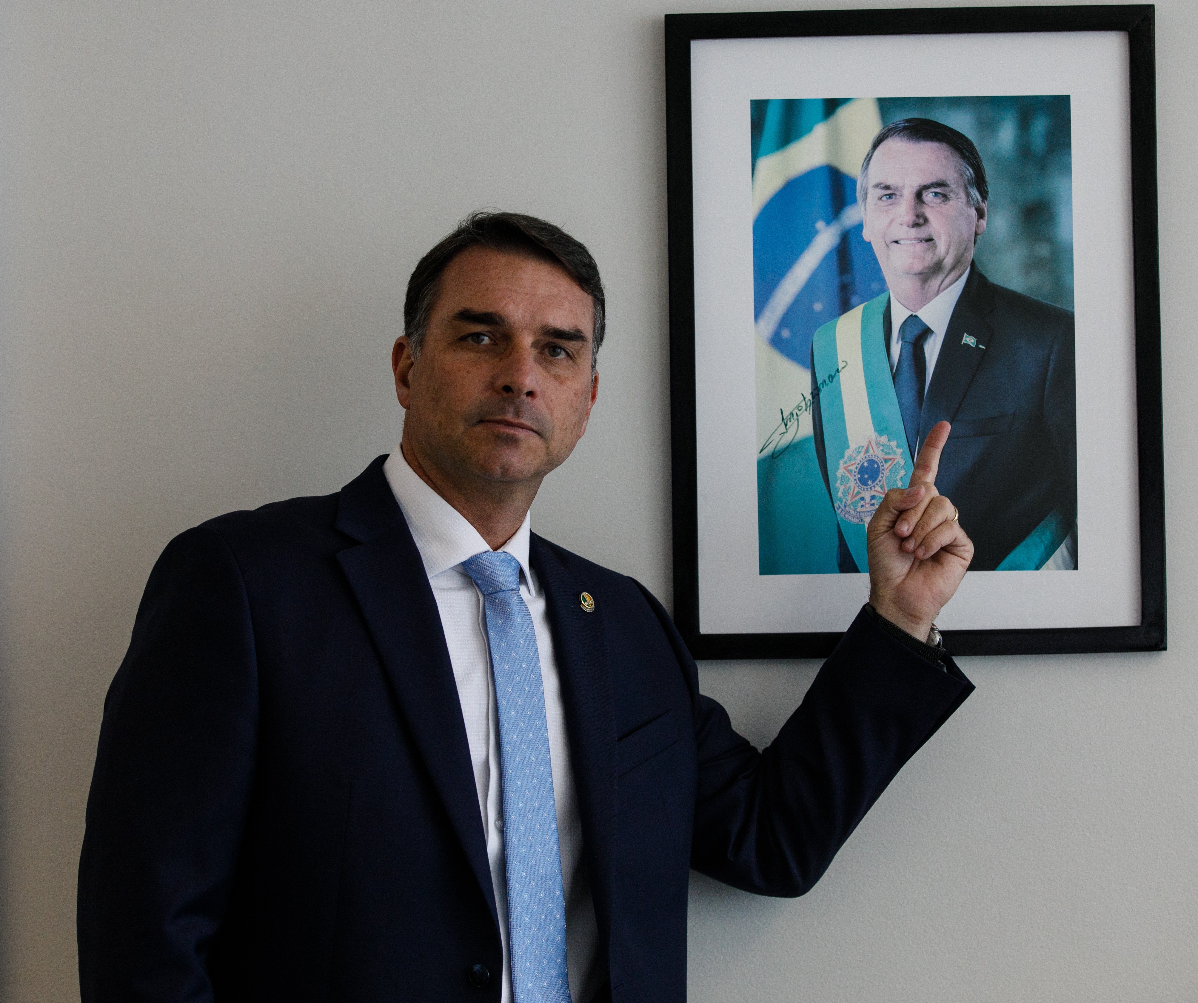Flávio Bolsonaro reclama de tempo de visita ao pai preso: 'apenas 30 ...