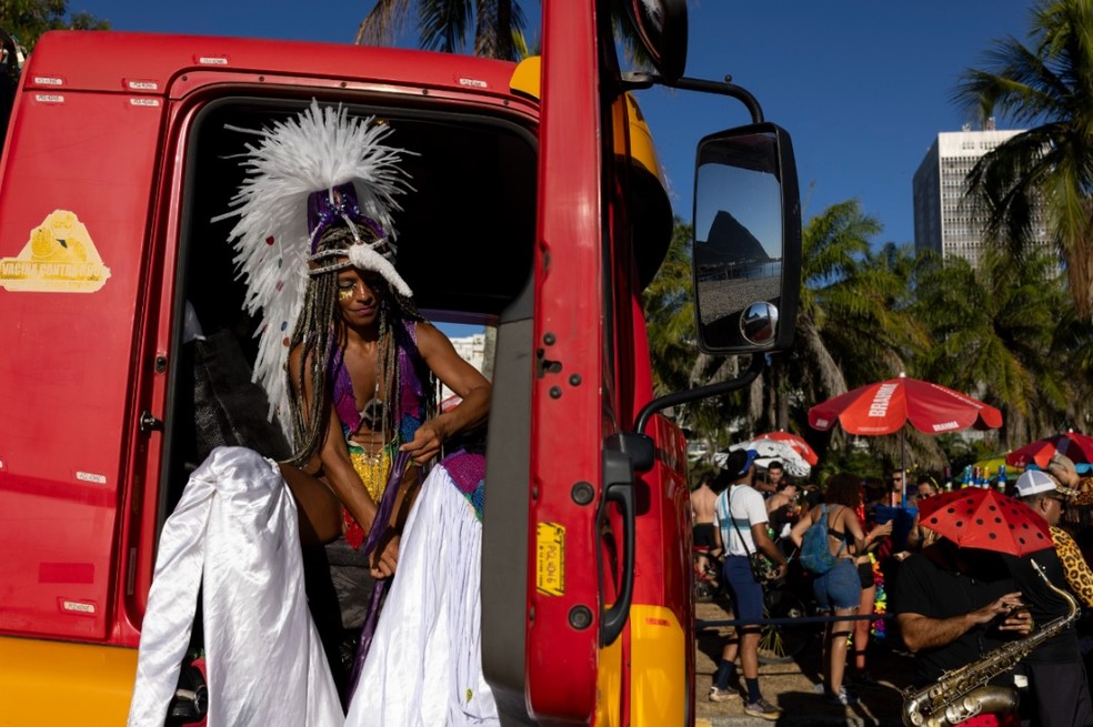 Carnaval sob os olhos de uma pernalta: um dia de bloco com Raquel Potí ...