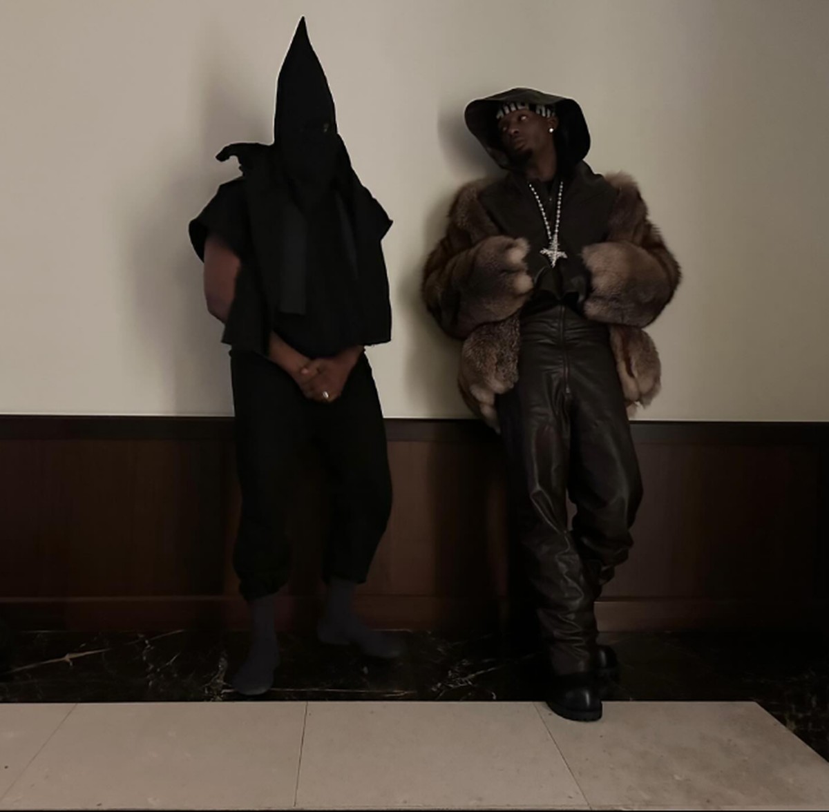 Kanye West enfurece fãs ao usar roupa da Ku Klux Klan para festa em Miami