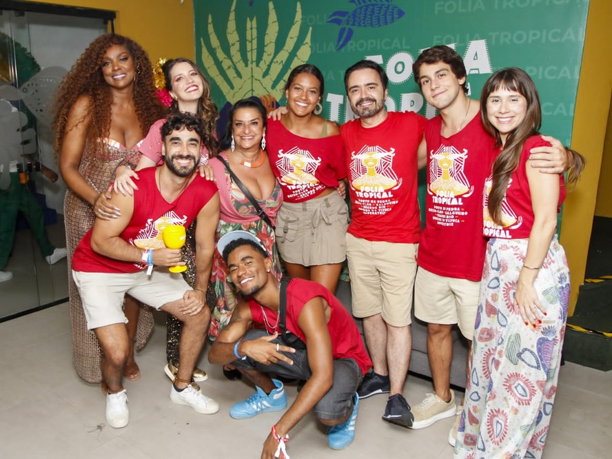 Autor de 'Família é tudo' se reúne com parte do elenco para assistir ...