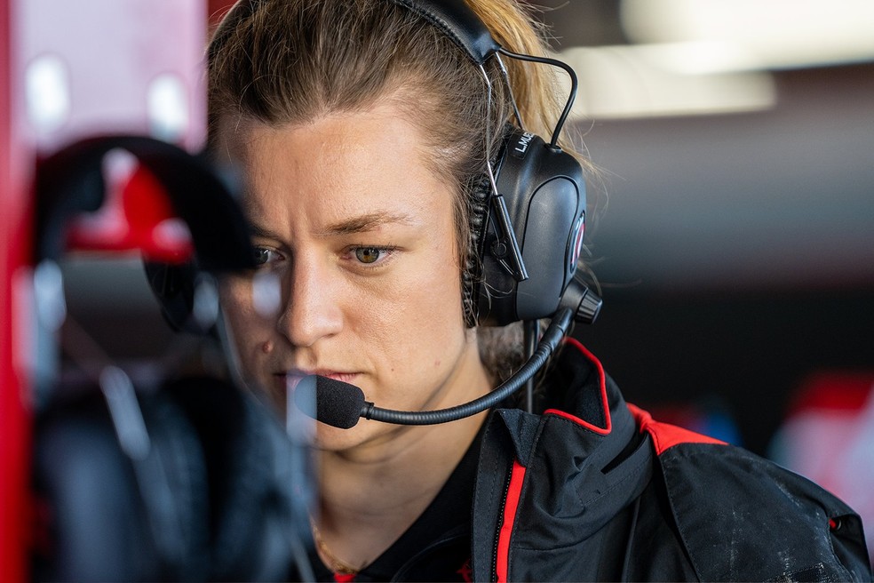 Laura Mueller, da Haas, faz História ao se tornar primeira mulher ...