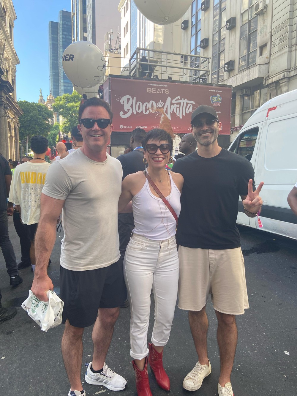 Suzana Pires curte Bloco da Anitta com os atores Tyler Hoechlin, de ...