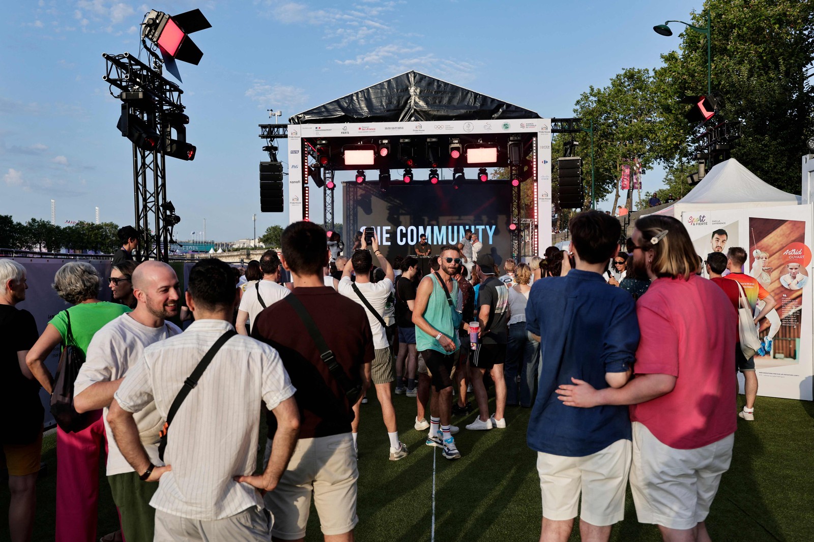 Paris-2024: fan zone voltada ao público LGBT+ é inaugurada às margens ...