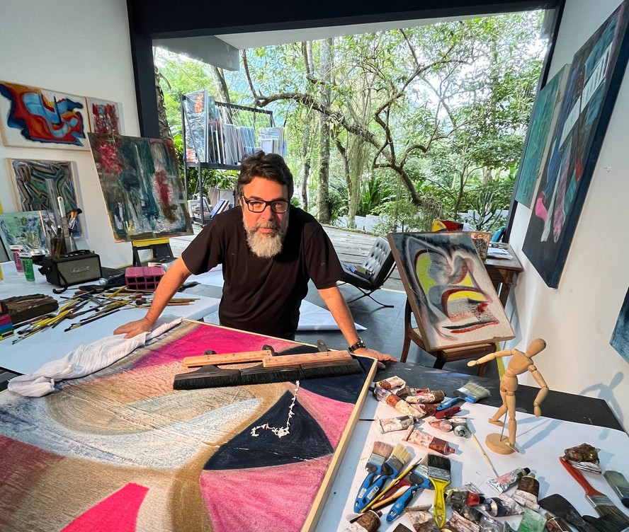 Após abrir as portas de ateliê montado na garagem de casa, artista ...