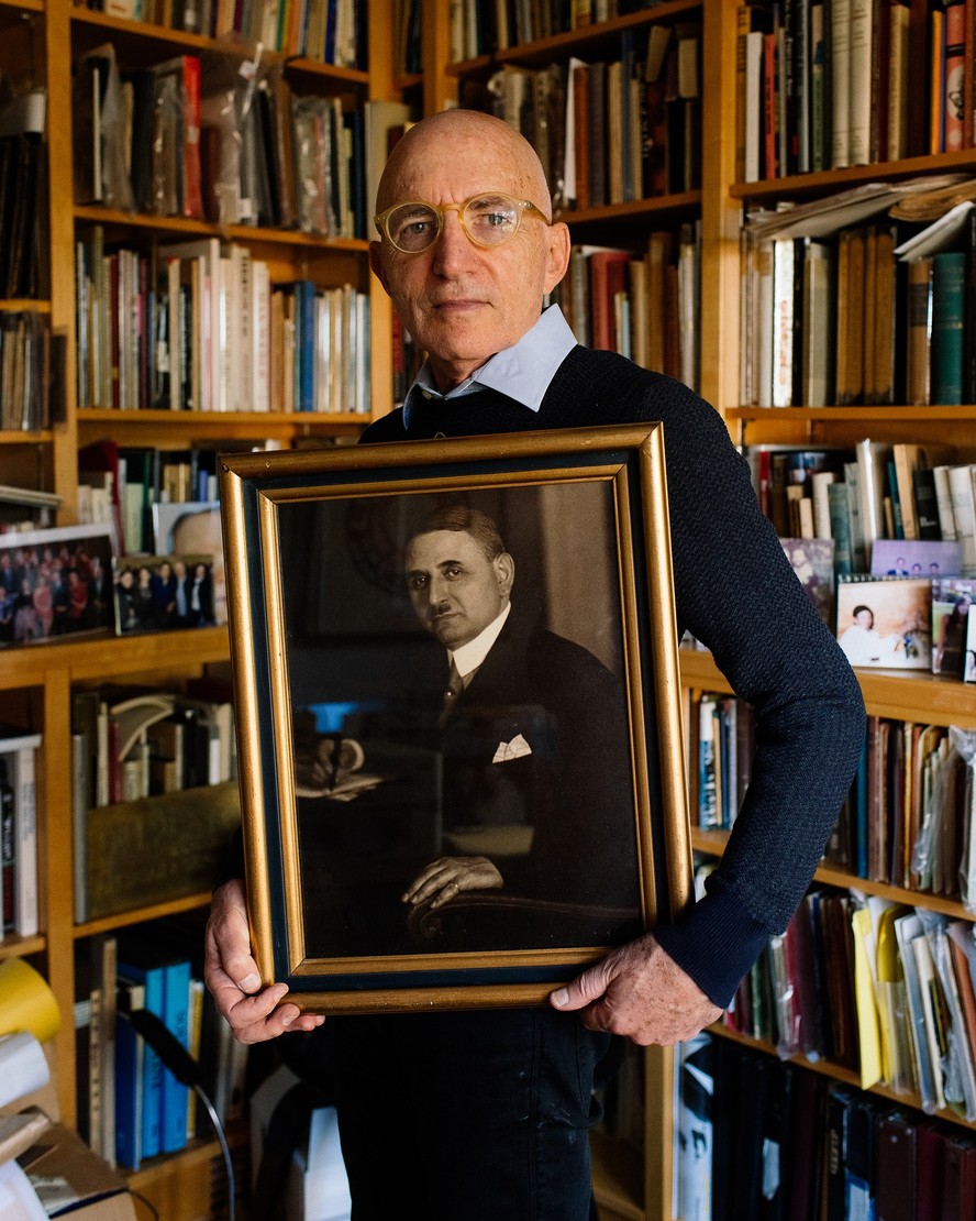 Geneticista briga para recuperar objetos religiosos do avô saqueados ...