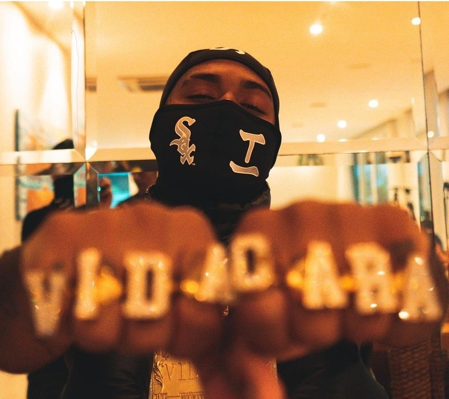 Conheça a vida de luxo do rapper Orochi, do trap às joias milionárias e ...