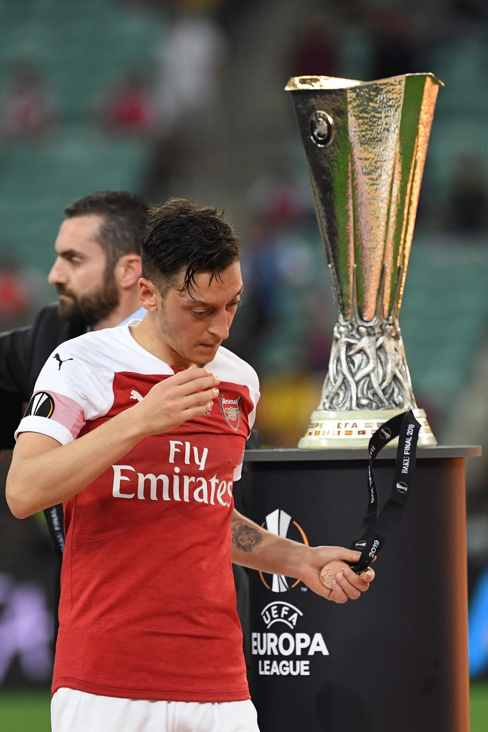 Transformação física de ex-meia Özil chama a atenção nas redes; veja ...