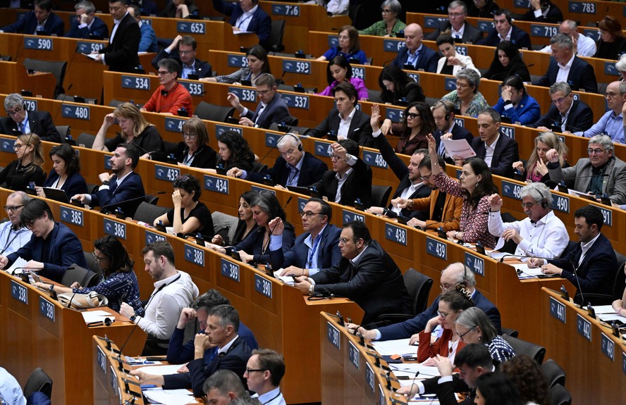 Parlamento da União Europeia adota polêmica reforma da lei de asilo