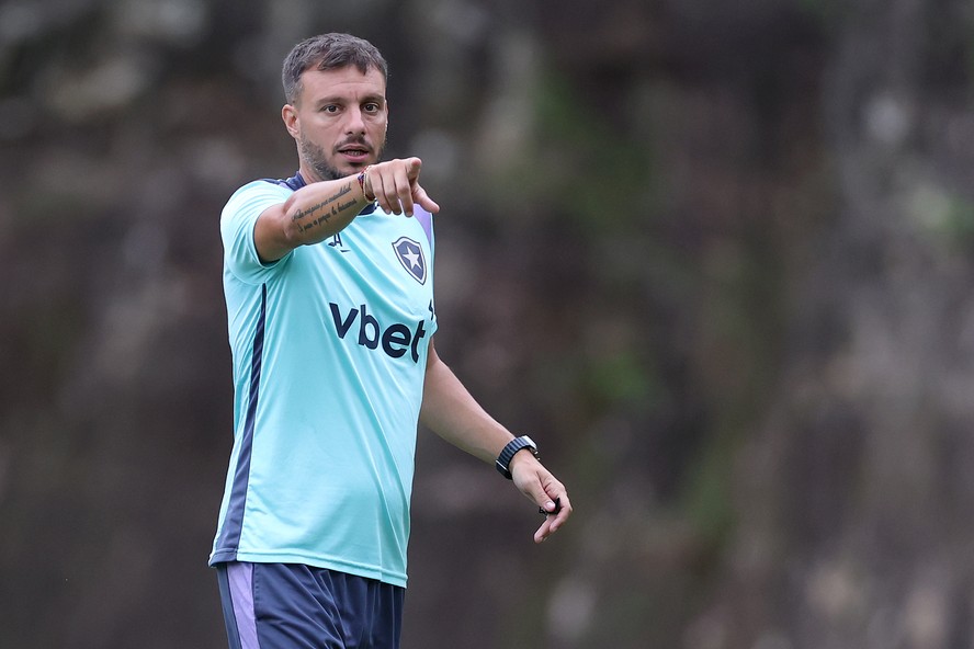 Contra o Bangu, Martín Anselmi tenta dar sua cara a um Botafogo em ...