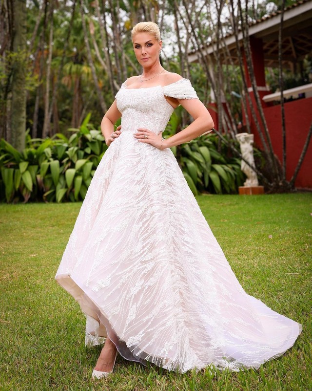 Vestido usado por Ana Hickmann em festa de noivado tem mais de 100 mil ...