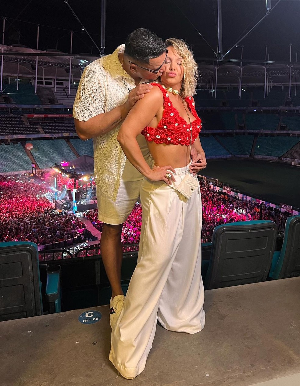 Carla Perez usa look com barriga de fora e deixa fãs impactados com beleza: 'Dorme no formol?'