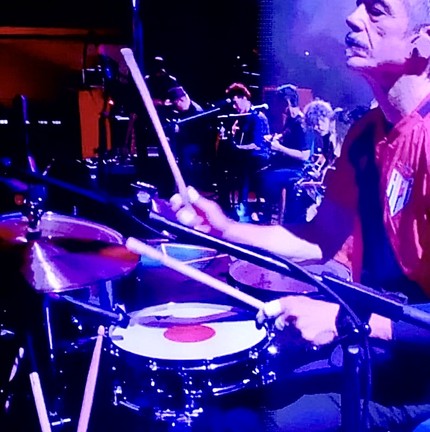 Conheça a paixão de Charles Gavin por camisas de clubes de futebol que ...