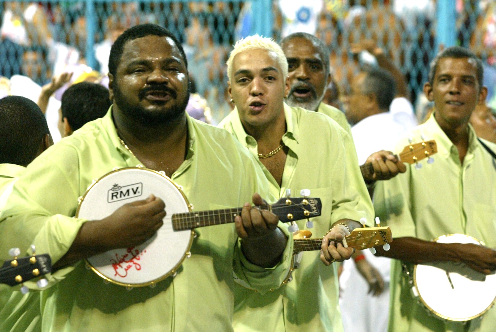Arlindinho homenageia o pai em primeiro show depois do velório