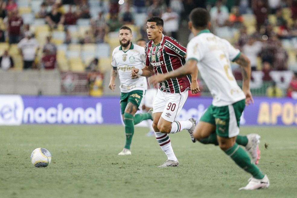 Após estreia com assistência pelo Fluminense, Serna mostra confiança e ...