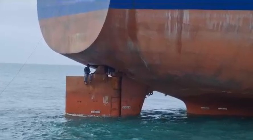 Nigerianos são encontrados em leme de navio no ES após viagem de 13 dias pelo Atlântico; vídeo