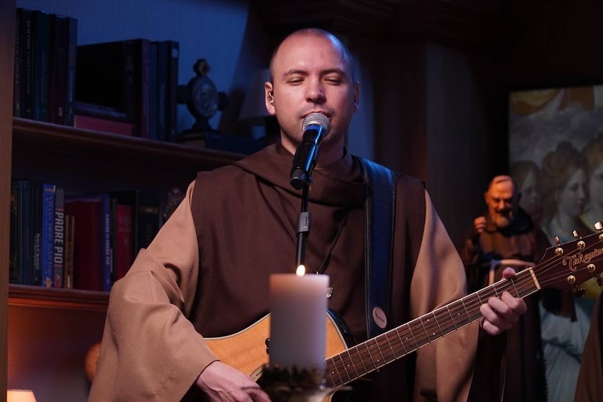 Alvo de críticas da esquerda, Frei Gilson remove 1,4 mil vídeos de seu canal no YouTube