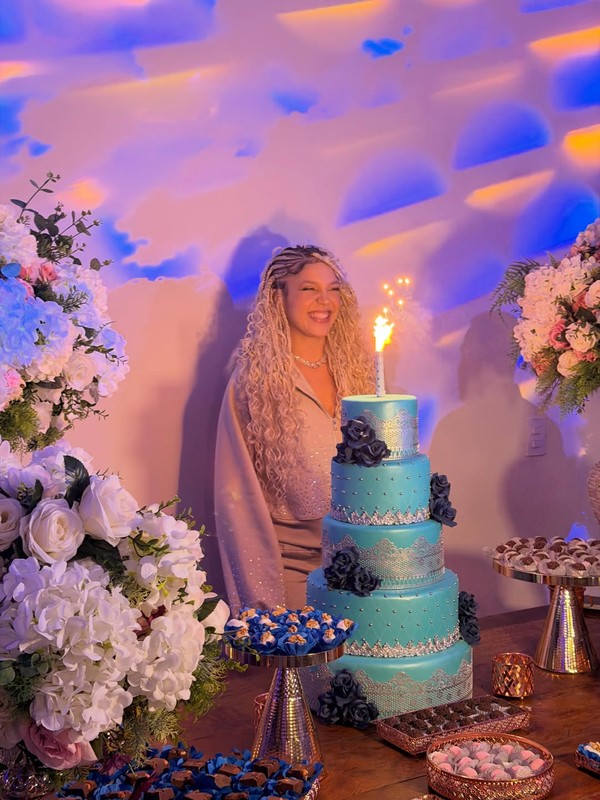 Aysha Benelli surge deslumbrante em festa de aniversário e semelhança ...
