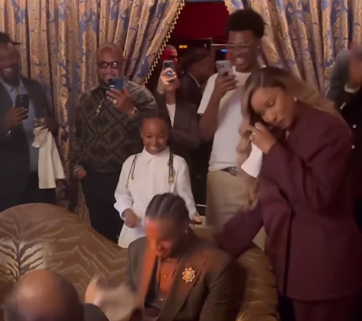 Mãe de Bronny James chora ao ver filho draftado pelos Lakers e zoa ...