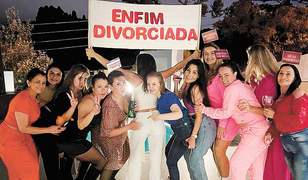 Com direito a cerimonialista, buquê e até 'votos de descasamento ...