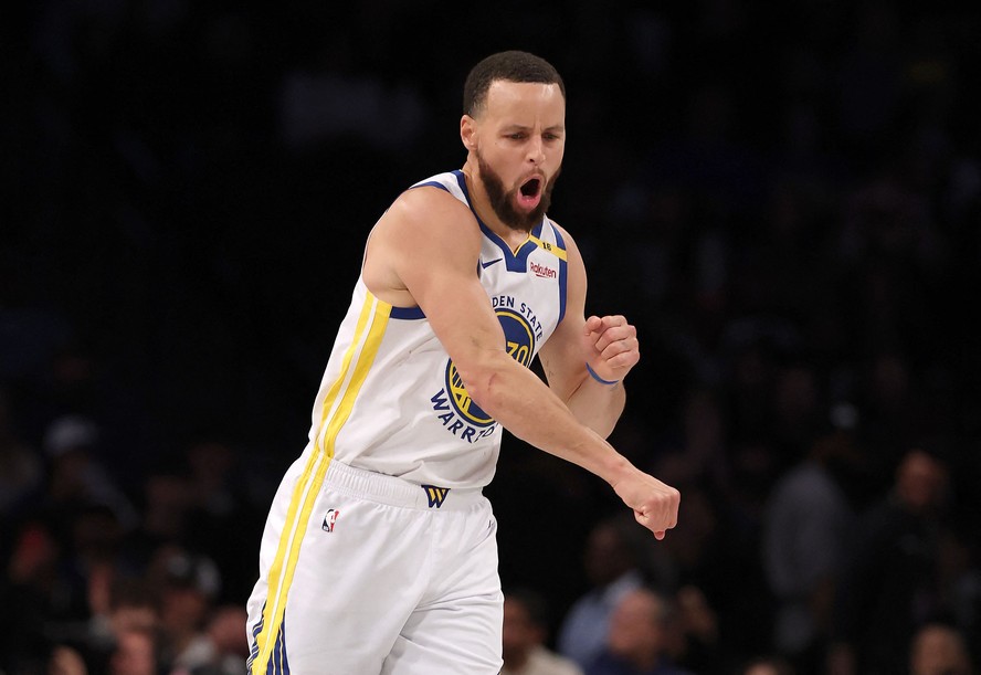 Stephen Curry faz cesta do meio da quadra em vitória do Warriors na NBA; veja vídeo