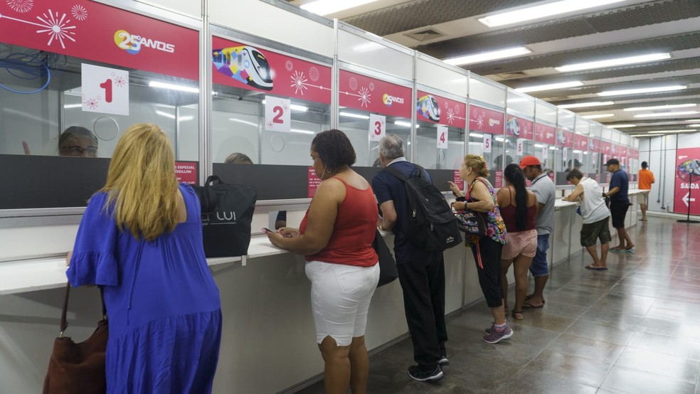 Ano-novo 2024 no Rio: cartões especiais do metrô estão à venda na ...