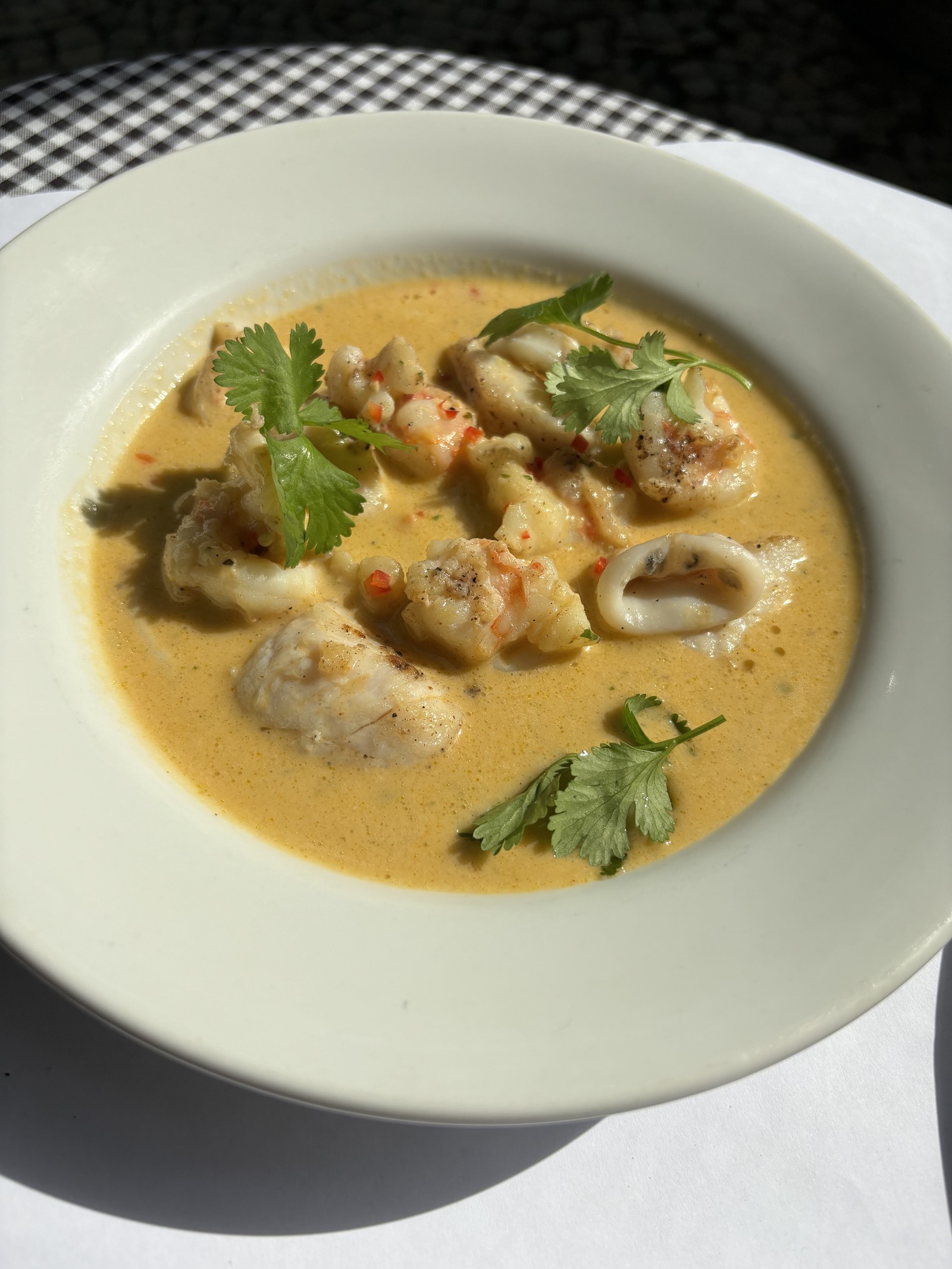 Um roteiro de sopas e caldos para esquentar o inverno carioca