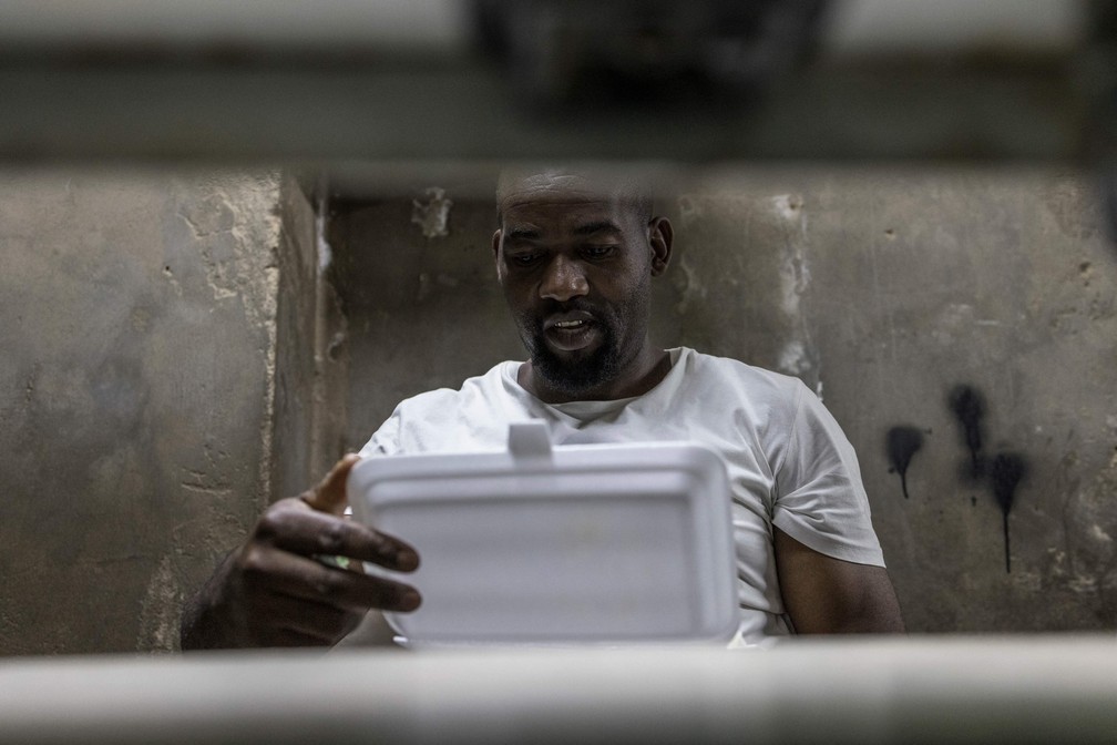 Mais de 500 trabalhadores ficam retidos em mina na África do Sul; fotos