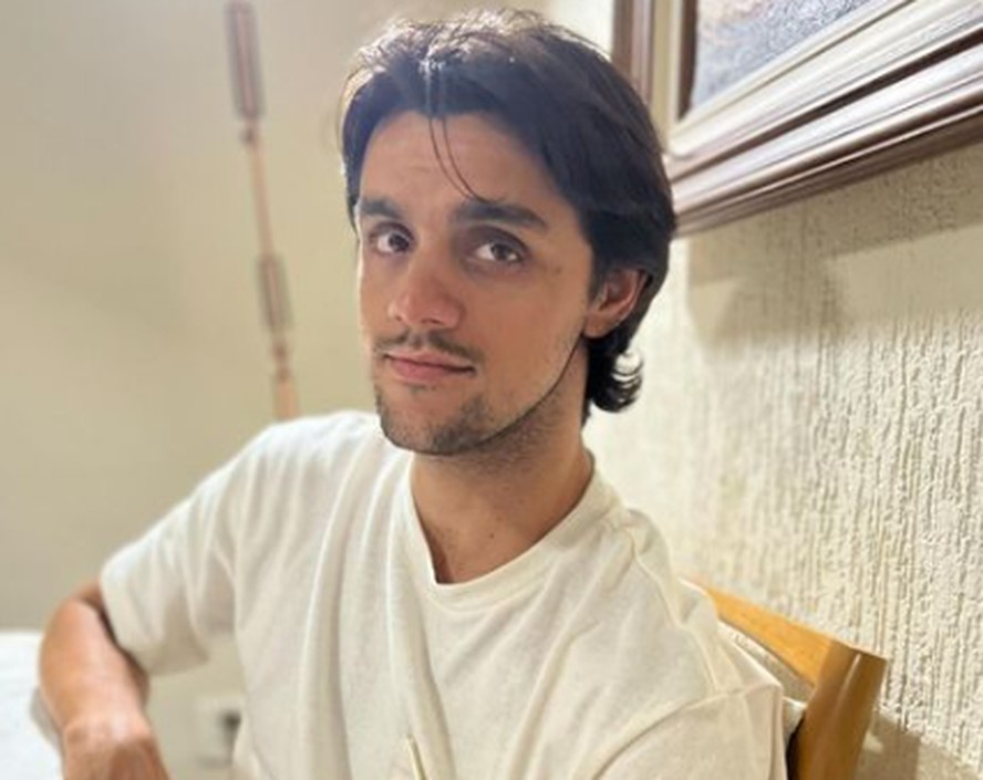 Morando nos EUA, Felipe Simas voltará ao Brasil para fazer novela com ...
