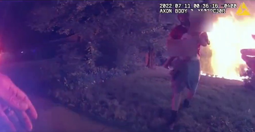 Homem salva um bebê, três garotas e uma jovem de incêndio nos EUA; vídeo