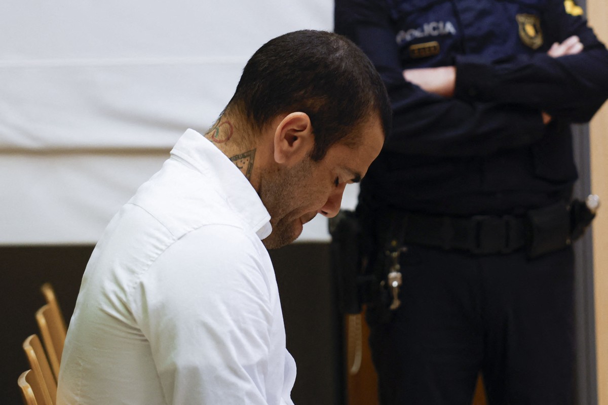 Veja primeira imagens de Daniel Alves no julgamento por estupro, que ...