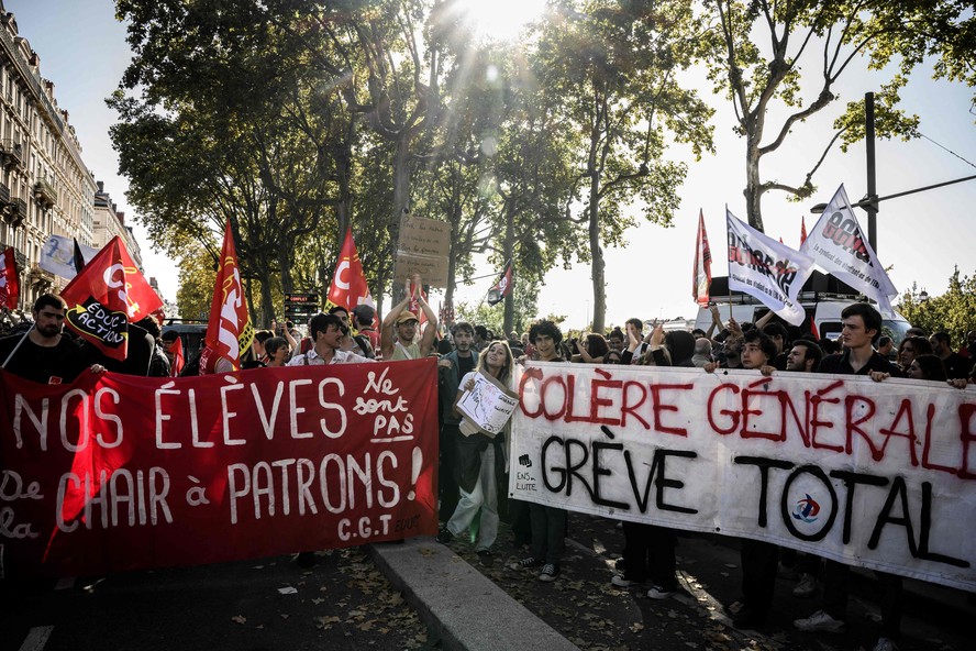 Greve geral na França mobiliza milhares, mas não para o país