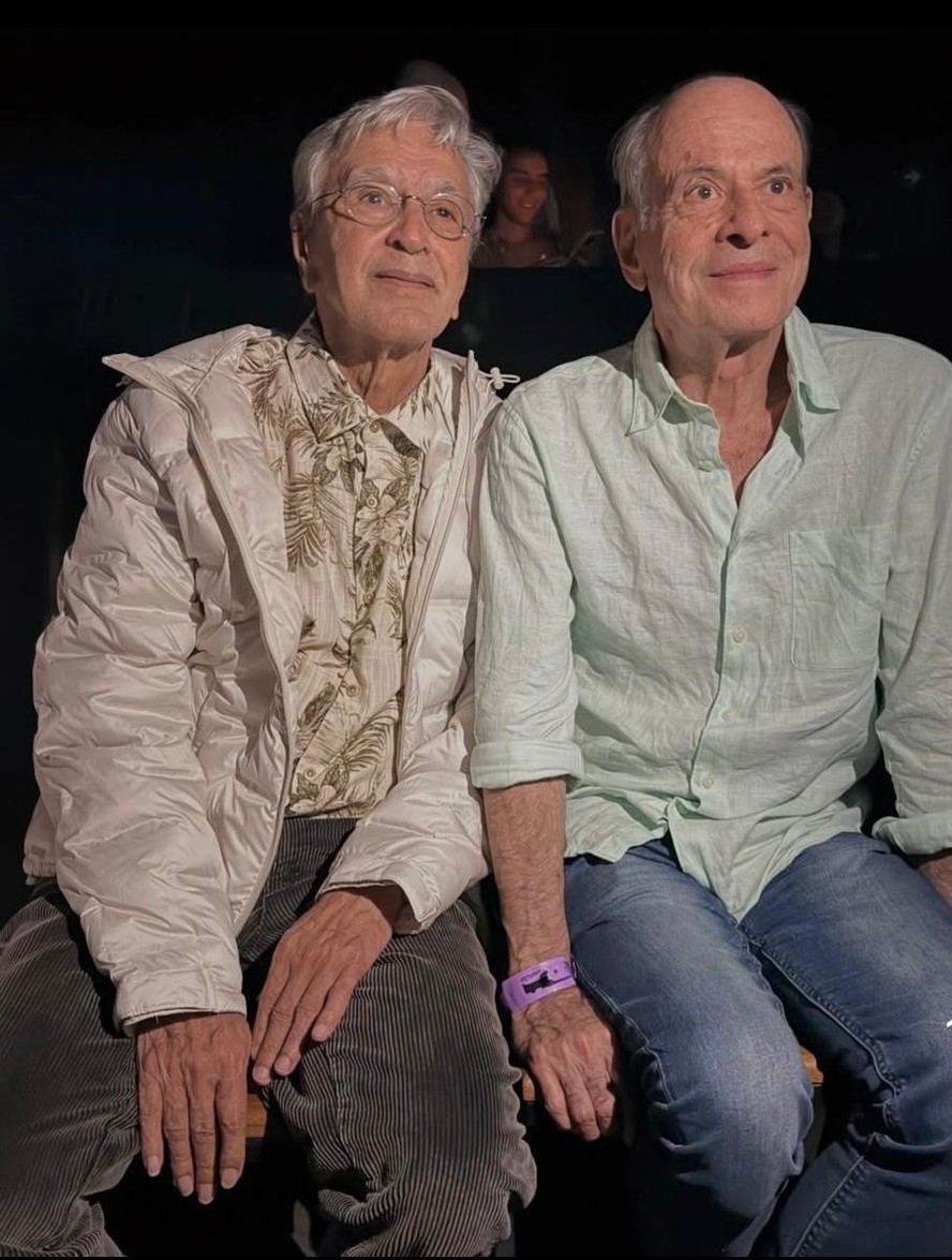 Caetano Veloso e Ney Matogrosso roubam a cena ao assistirem, juntinhos ...