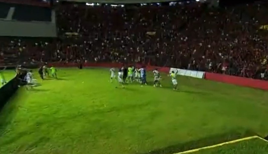 Gol de pênalti e comemoração de Raniel geram confusão e partida entre ...