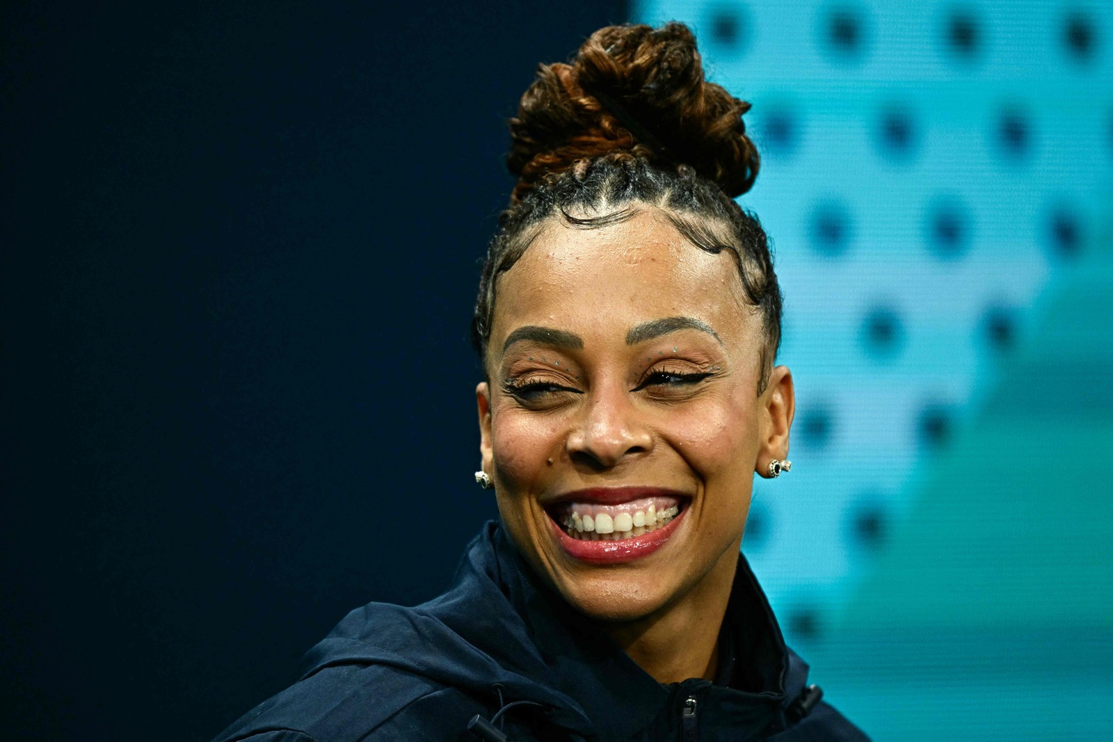 Paris-2024: Campeã olímpica celebra com beijo em judoca brasileira ...