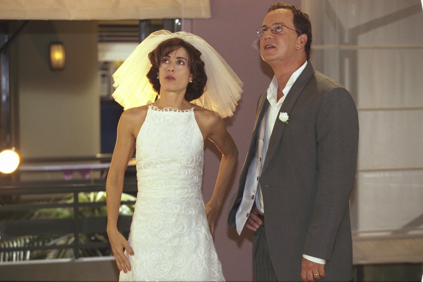 Após temporada pré-Oscar, como fica disputa entre Demi Moore e Fernanda ...