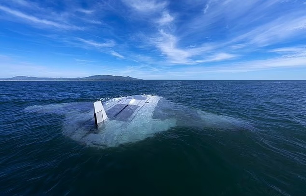 Marinha dos EUA testa enorme drone subaquático em formato de arraia; vídeo