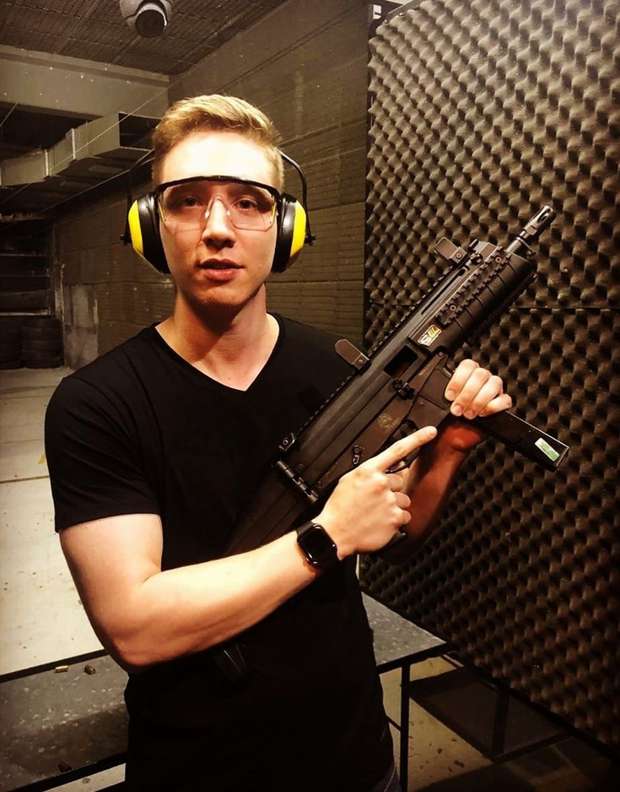 Assessor de Moro ostenta fotos com Bolsonaro e armas nas redes sociais