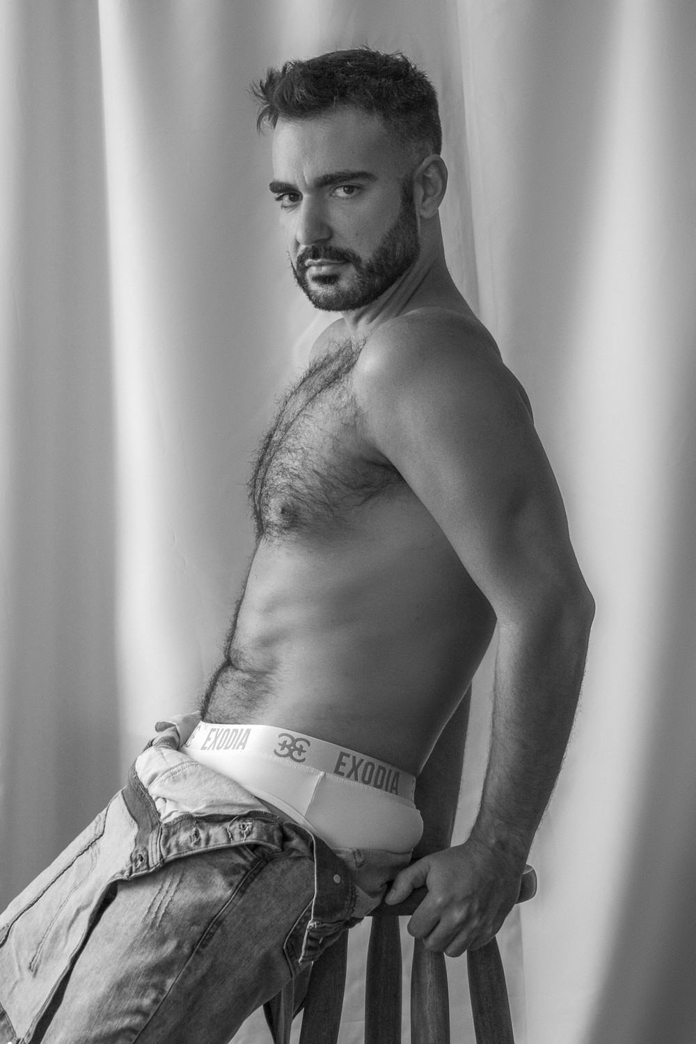 Fotógrafo comenta ensaio nu de Matheus Pires, de 'No limite': 'Falou que era tímido e me enganou'