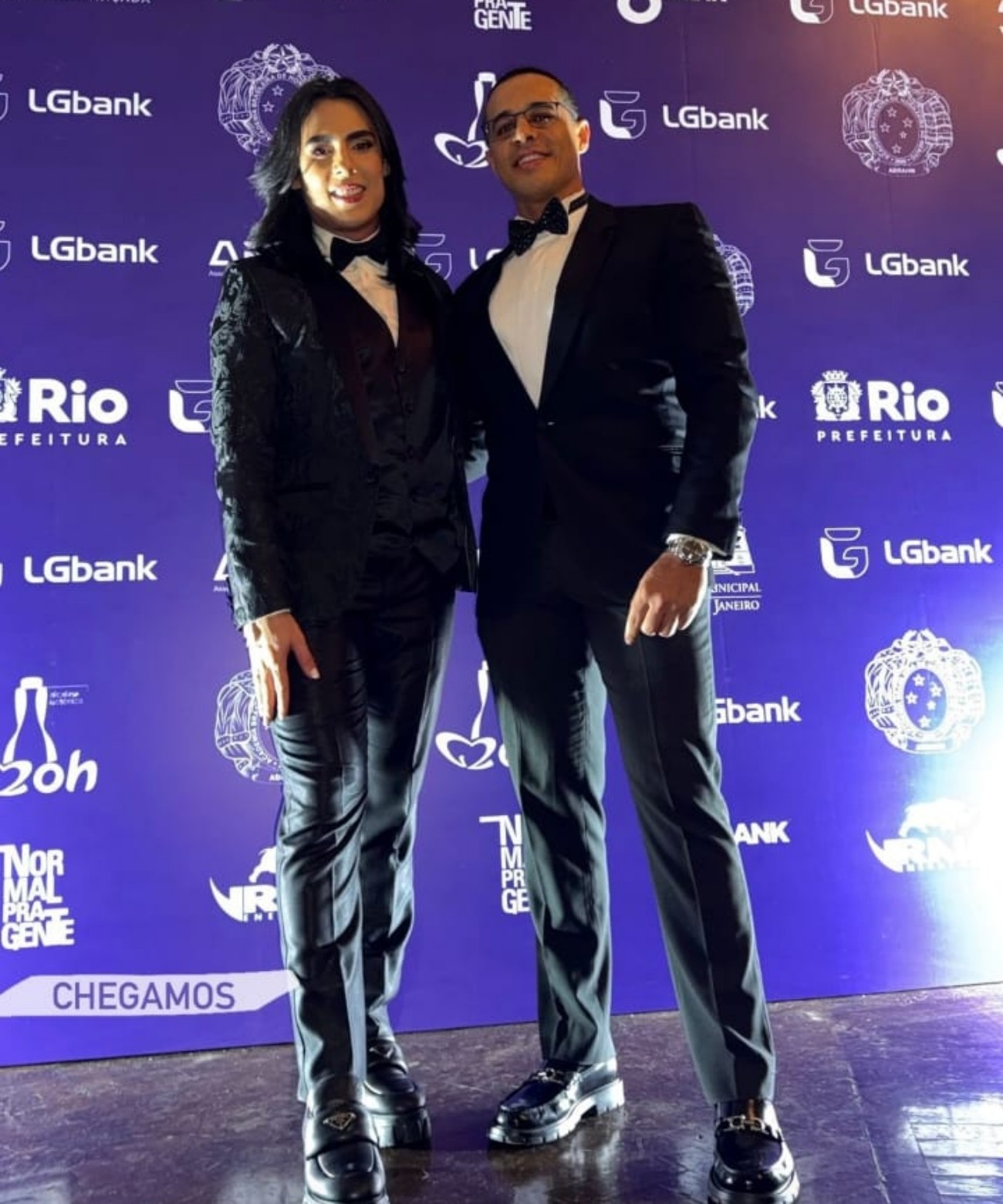 Decote ousado, brilho em look cavado e visual 'diferentão ...